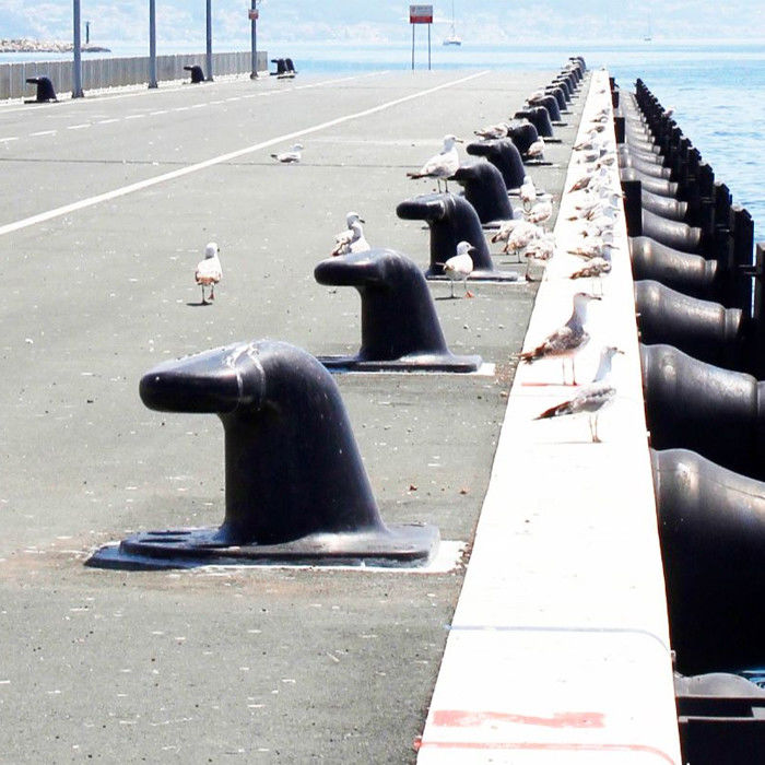 PIANC Standard Mooring Bollards Cast Steel 30 Tons For Dock Boat